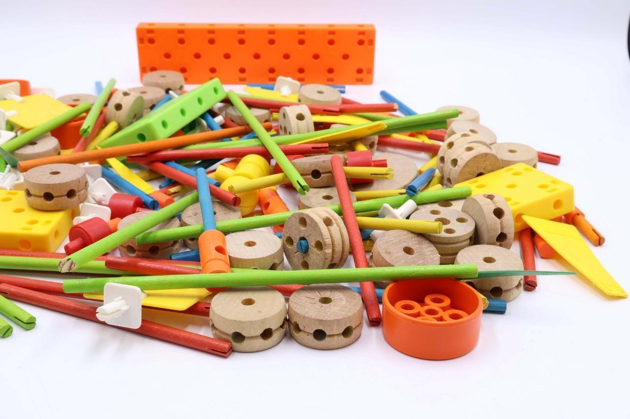 Tinkertoy Building Set #330 1970's Child Guidance - Wheeljack's Lab